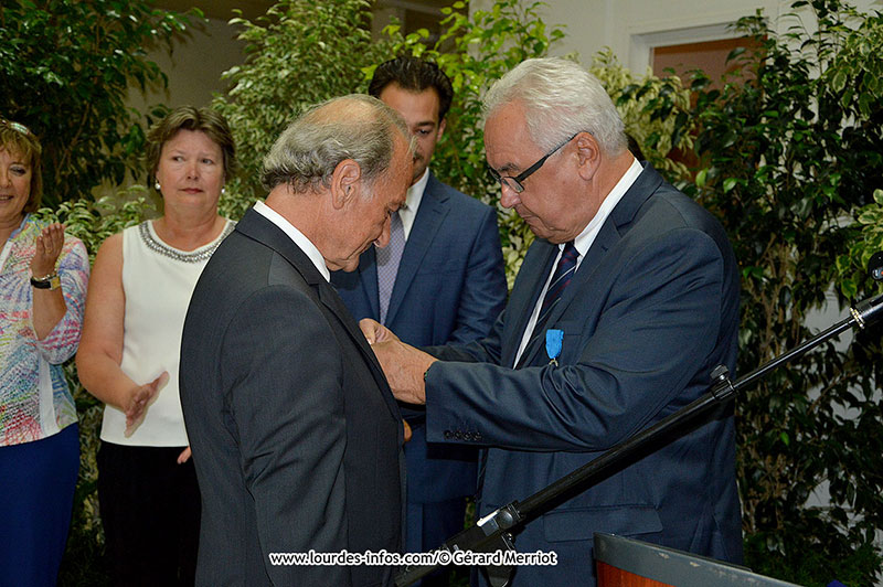 Les insignes de l'Ordre National du Mérite pour Joseph Basile - [Les ...